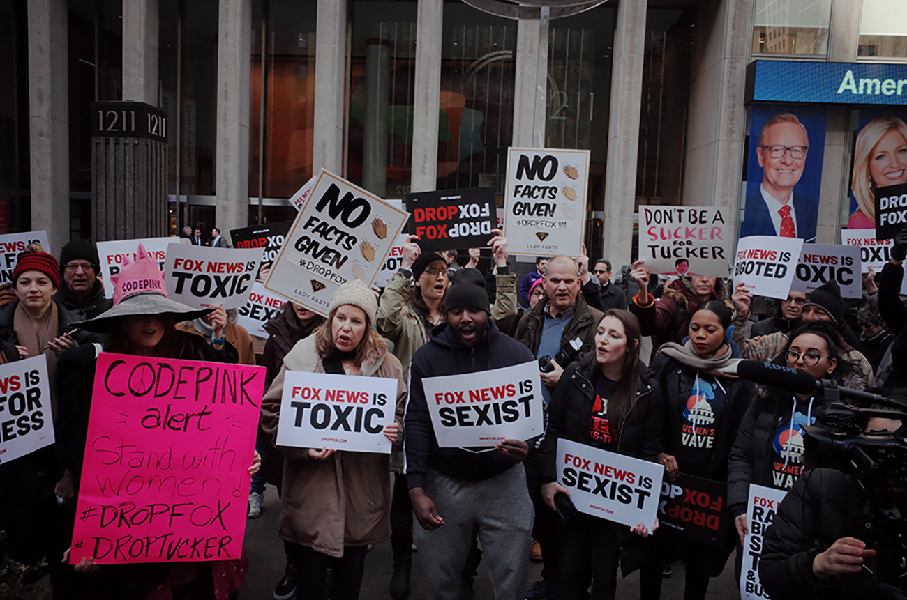 Video: During Fox News' emergency meeting with ad buyers, protesters ...